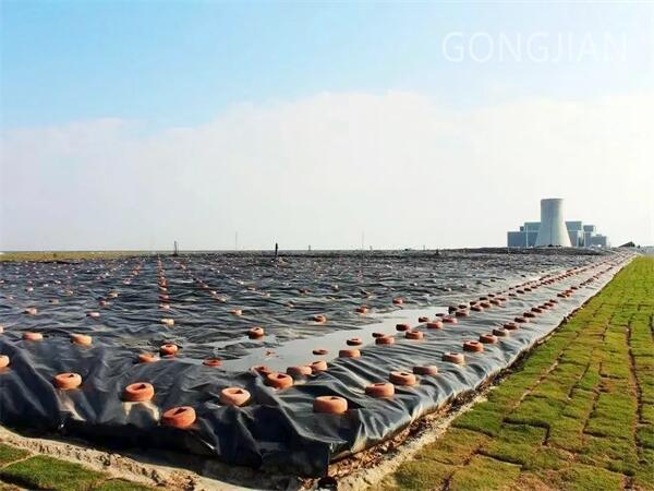 HDPE Geomembrane vs. GCL (Geosynthetic Clay Liner) - GONGJIAN