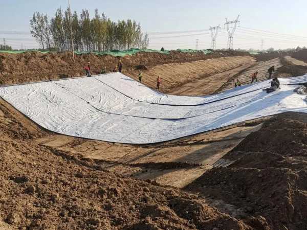 HDPE Geomembrane vs. GCL (Geosynthetic Clay Liner) - GONGJIAN